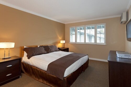 Ski In/out Glacier Lodge Condo 343 (1 Br+loft, 2 Bath) W/ Outdoor Pool + Hot Tub - Whistler