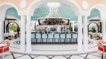 9 bares/lounges, 2 bares junto à piscina