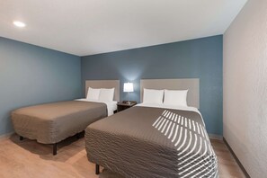 Quarto, 2 camas queen-size, acessível, não fumadores | Secretária, secretária adequada para computadores portáteis 