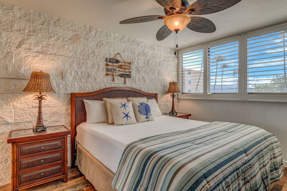 2bd With Ocean Views, Steps From Beach - Paia, HI