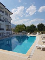 Piscina externa sazonal, funciona das 9h às 21h, guarda-sóis