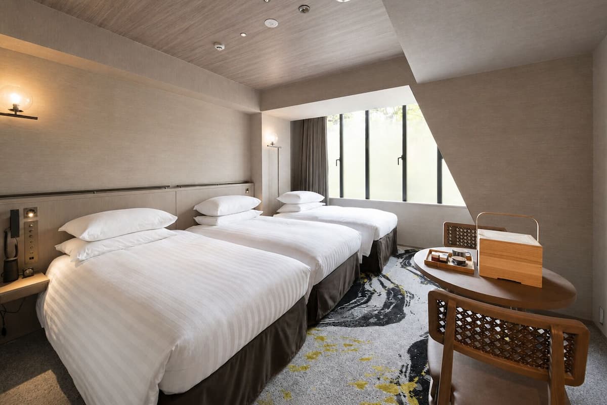 Cofres nos quartos, Wi-Fi de cortesia, roupa de cama