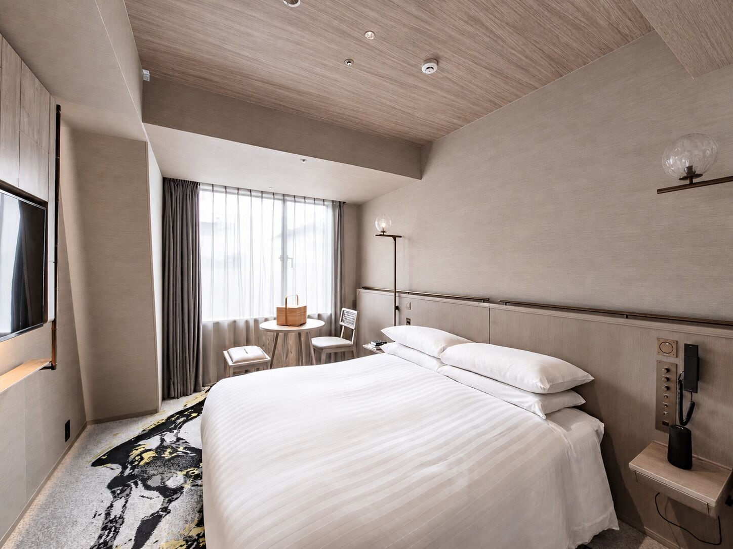 Quarto Superior, 1 cama queen-size, não fumadores (Shower Only) | Cofre no quarto, Wi-fi grátis, roupa de cama fornecida 