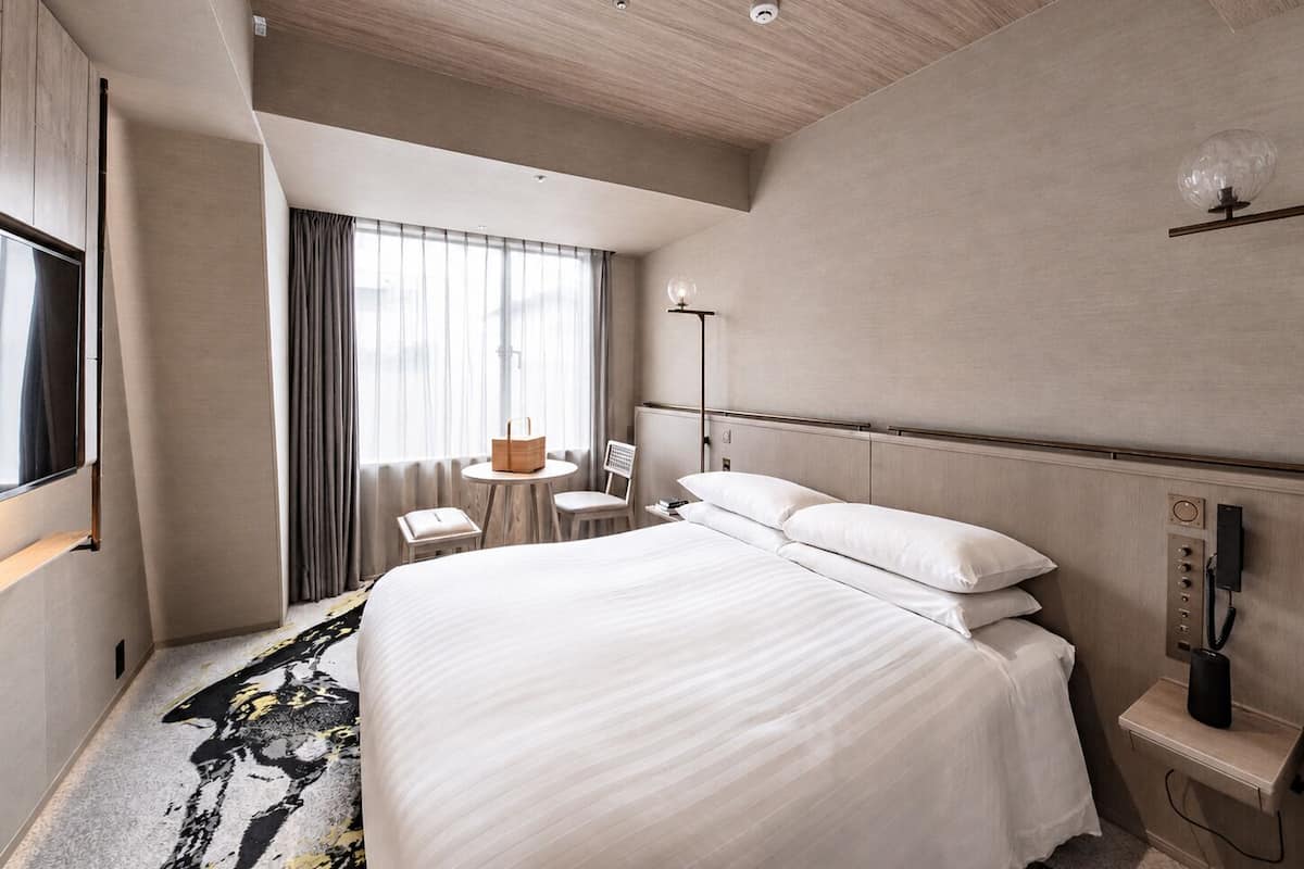 Quarto superior, 1 cama Queen, para não fumantes (Shower Only) | Cofres nos quartos, Wi-Fi de cortesia, roupa de cama