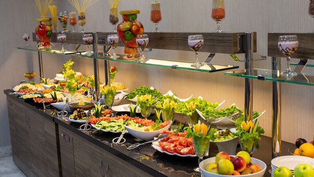 Buffet com diversos alimentos e bebidas.