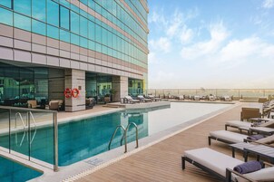 Piscina externa, funciona das 7h às 18h, guarda-sóis, espreguiçadeiras