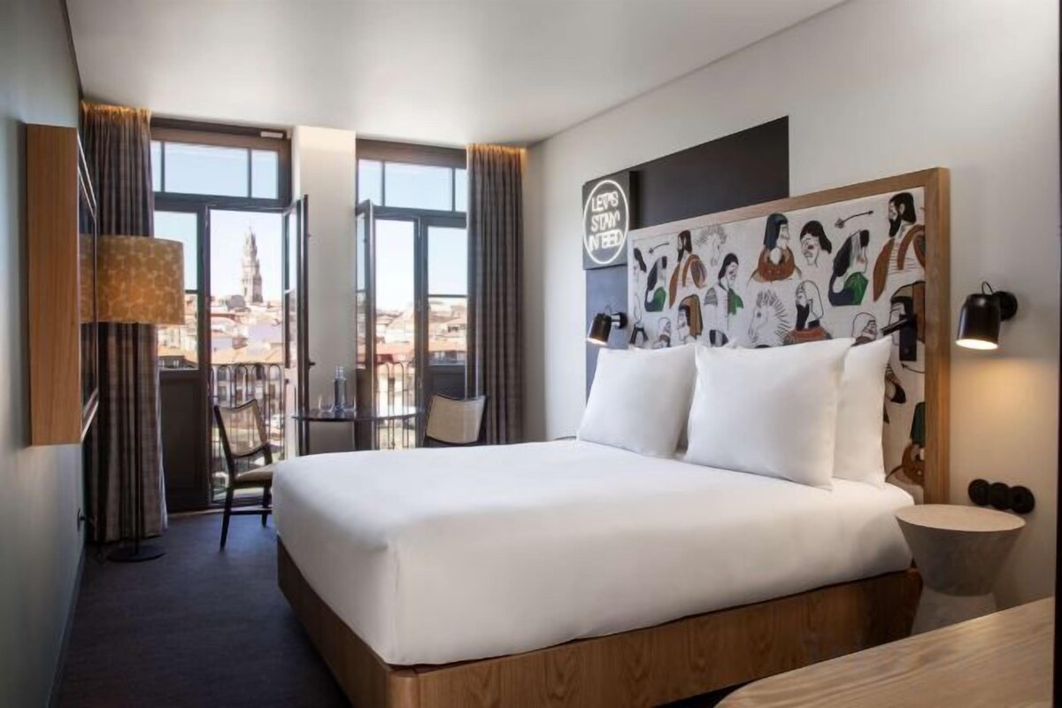 Superior King Room with City View