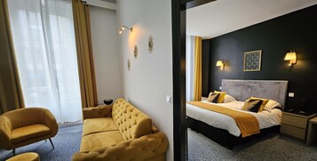 Suite Júnior | Cofre no quarto, com decoração personalizada 