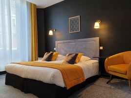 Cofre no quarto, com decoração personalizada 