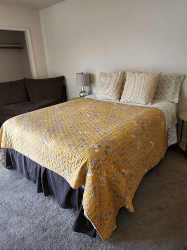The Z 2 Car Garage, 2 Full Bath And 2 Bedrooms - Albuquerque, NM