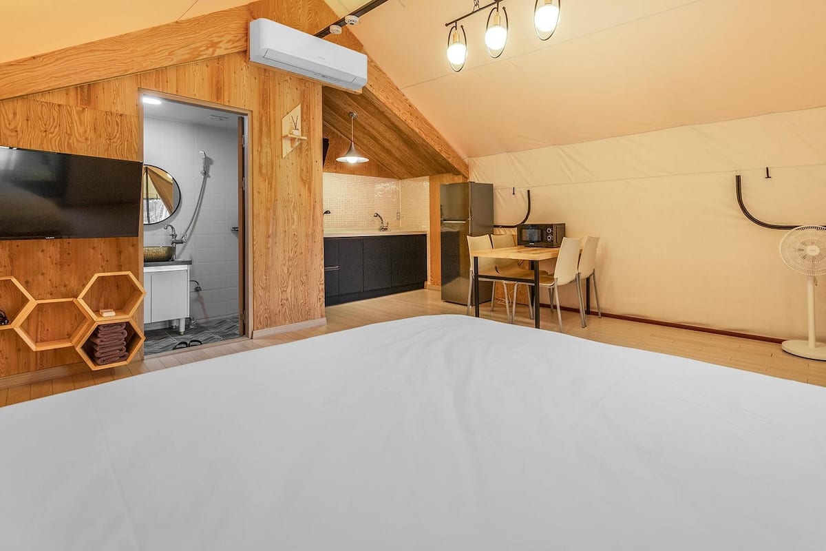 Quarto básico, 1 quarto (Glamping A) | 1 quarto, Wi-Fi de cortesia