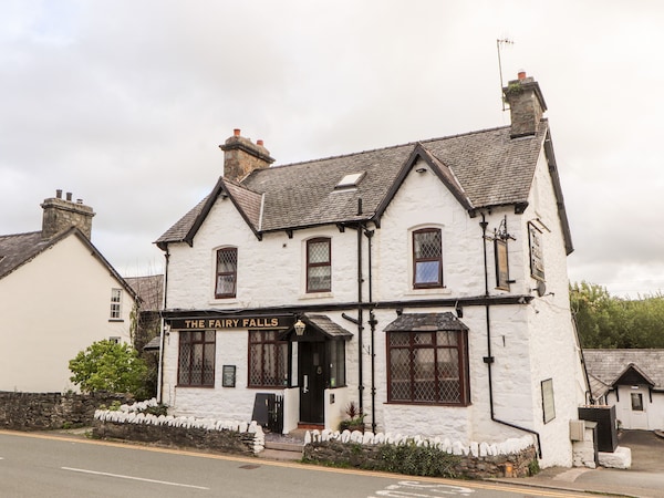 Glan Y Ddol, Pet Friendly, Character Holiday Cottage In Trefriw - Betws-y-Coed