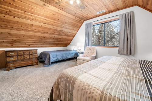 5 Kern's Kabin - Charming Two-story Cabin Within Walking Distance To Bear Mountain! 3 Bedroom Cabin - Big Bear Lake, CA