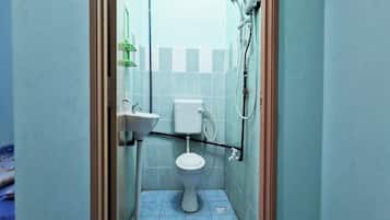 Quarto Júnior, 2 quartos | Casa de banho | Um polibã, artigos de higiene pessoal grátis, toalhas fornecidas