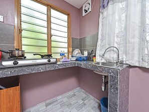 Quarto, 1 quarto | Cozinha privada | Uma cafeteira/bule, mesas de jantar 