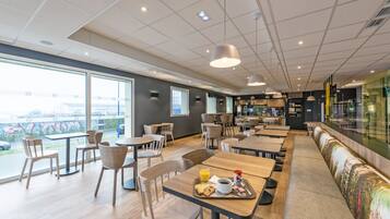 Pequeno-almoço tipo buffet diário mediante uma taxa