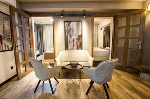 Quarto família | Camas com colchões de espuma com sistema de memória, frigobar