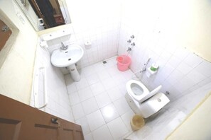 Quarto Duplo Deluxe | Casa de banho | Um polibã, artigos de higiene pessoal grátis, chinelos 