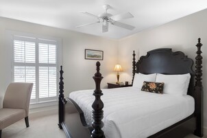 Casa, 4 quartos, vista para o lago | Cortinas blackout, ferros/tábuas de passar roupa, Wi-Fi de cortesia