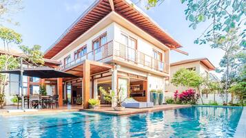 Chalé | Piscina | Piscina interior, guarda-sóis, espreguiçadeiras