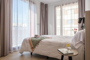 Apartamento Superior, 2 quartos | Cofre no quarto, secretária adequada para computadores portáteis 