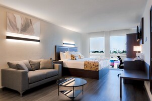 Quarto, 1 cama King, para não fumantes | Cofres nos quartos, escrivaninha, espaço de trabalho para notebook