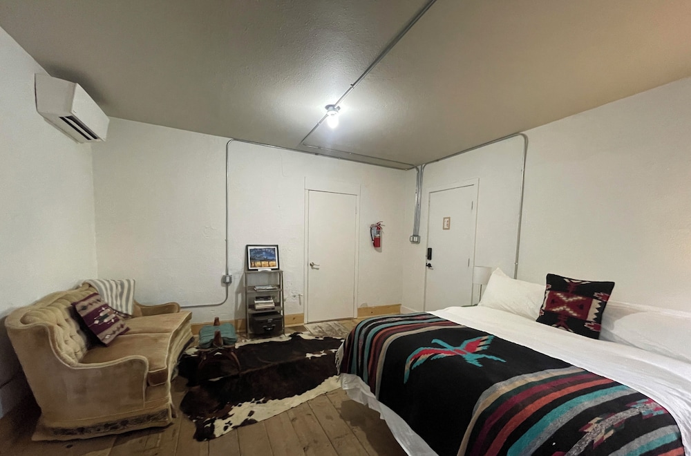Space 2 In The Heart Of Marfa. Walk To Shops, Galleries And Restaurants! - Marfa, TX