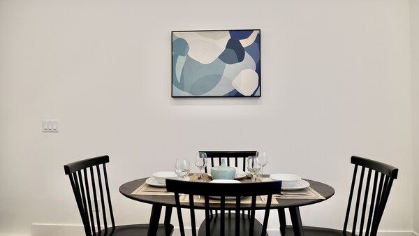 Trendy Townhouse In The Heart Of Calgary! Discounted Monthly Rates. - Calgary