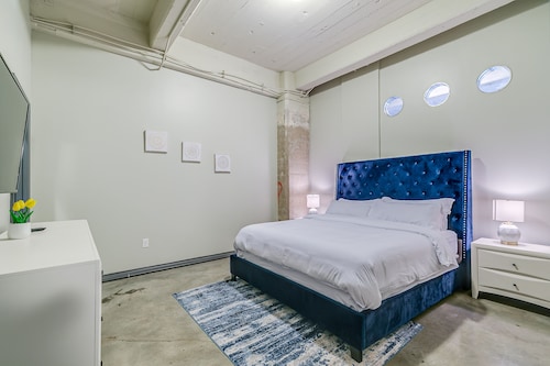 Dallas 2br Loft+downtown Views+parking+gym+desk - Dallas