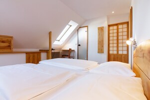 Quarto casal básico (Xaver) | Roupas de cama antialérgicas, frigobar, escrivaninha, cortinas blackout