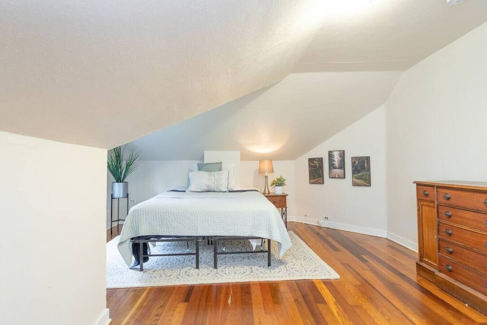 Spacious Spunky Multi-level Unit Near Fremont Perfect For Your Seattle Getaway! - Seattle, WA