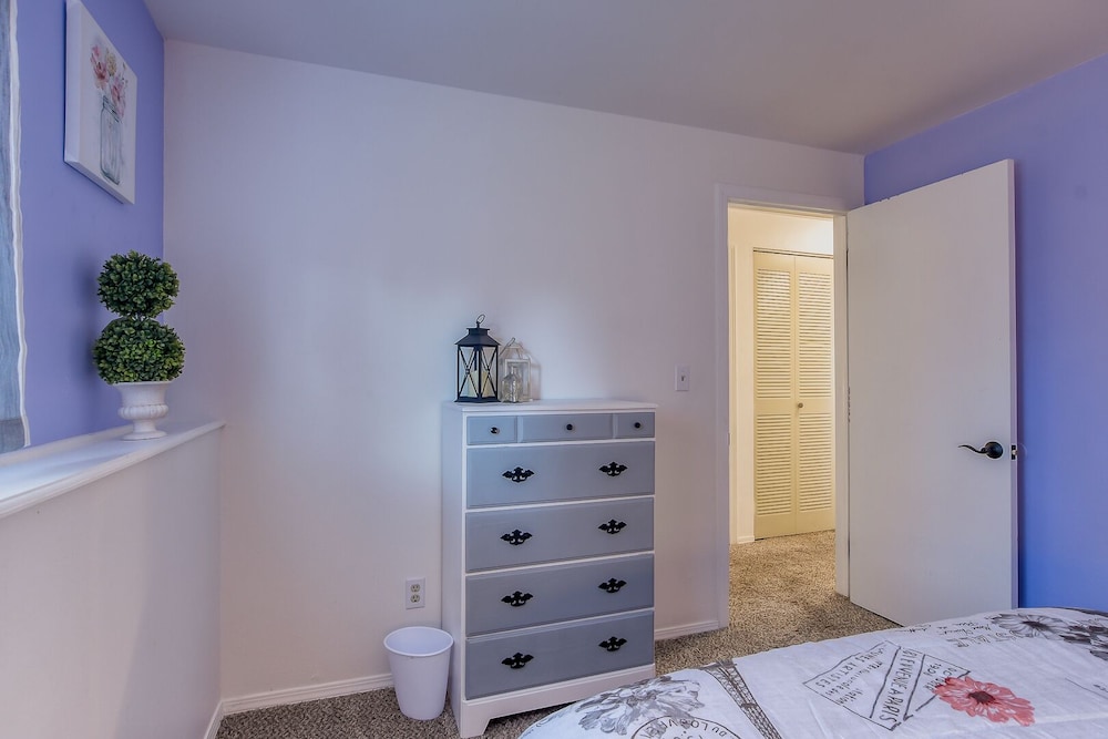 Charming House In Colorado Springs W/private Yard - Colorado Springs, CO