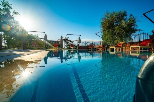 Piscina exterior sazonal, guarda-sóis, espreguiçadeiras