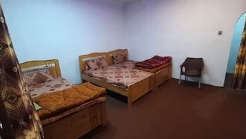 Quarto triplo standard | Ferros/tábuas de passar roupa, Wi-Fi de cortesia, roupa de cama