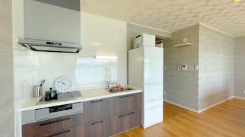 Villa Premium (1F) | Kitchenette privada | Um frigorífico, um micro-ondas, uma placa de cozinha