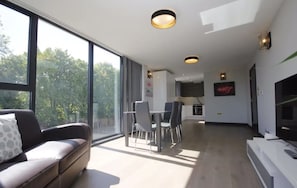 Apartamento, várias camas | Sala