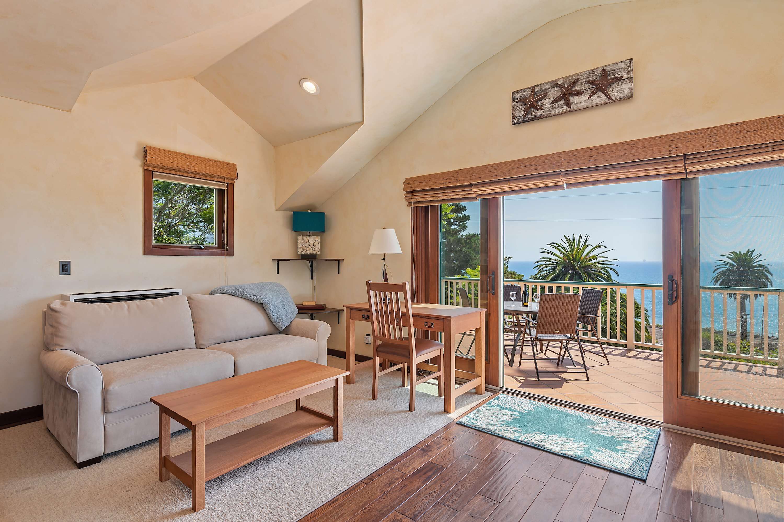 Suíte estúdio, 1 cama Queen, sacada, vista para o oceano (Blue Ocean View Retreat) | Área de estar | TV de tela plana 42 polegadas com canais digitais