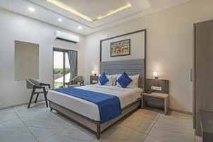 Classic Room with Balcony | Secretária, roupa de cama fornecida 