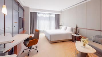 Quarto Standard, 1 cama king-size, acesso ao Club Lounge (High Floor) | Roupa de alta qualidade, minibar, cofre no quarto, secretária
