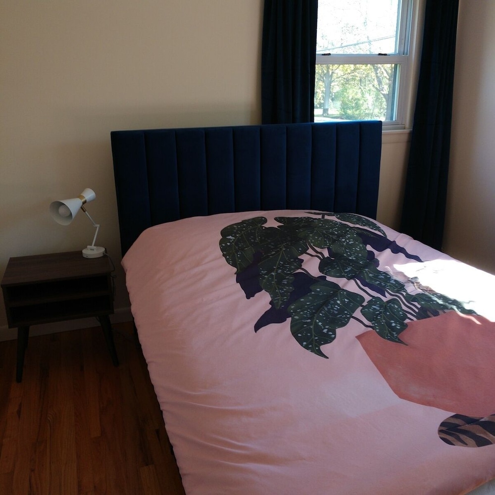 Charming Berkshire Getaway In A Modern Comfortable House - Pittsfield, MA