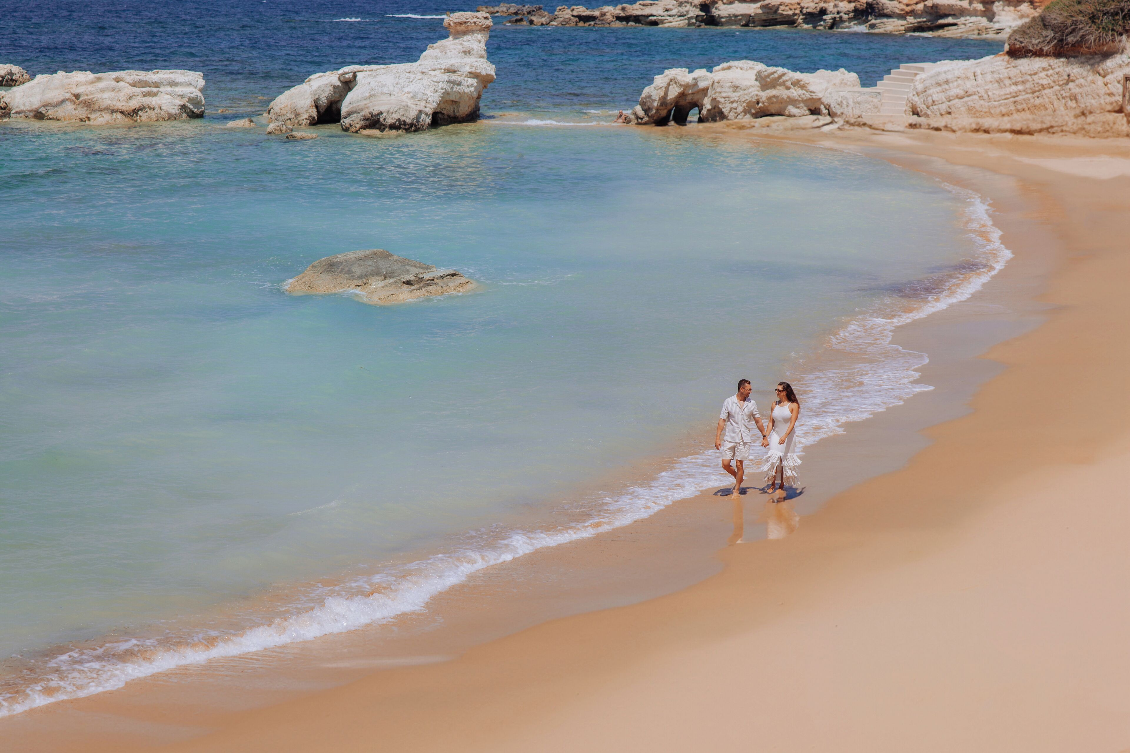 Na praia, barracas de praia de cortesia, espreguiçadeiras, guarda-sóis 