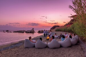 Na praia, toldos de praia gratuitos, espreguiçadeiras 