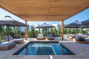 Piscina interna, 3 piscinas externas, guarda-sóis, espreguiçadeiras