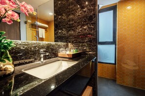 Suite-Estúdio Júnior, 1 cama king-size, kitchenette | Casa de banho | Um polibã, um chuveiro fixo, artigos de higiene pessoal grátis 