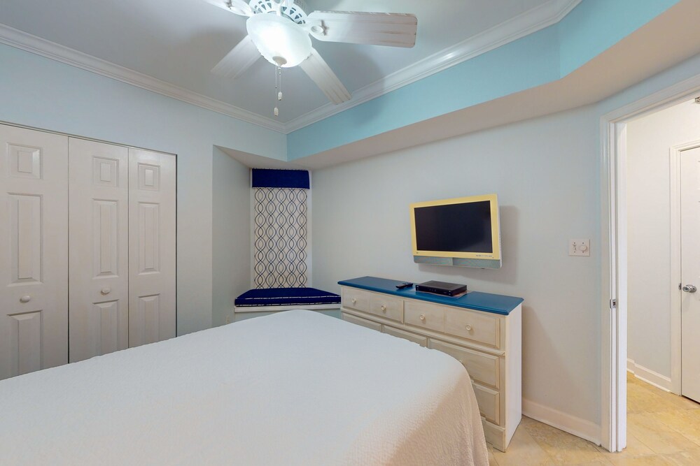 Nicely Decorated Condo In Beachfront Resort W/shared Pool, Central Ac, Free Wifi - Gulf Shores, AL