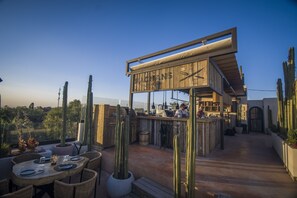 2 restaurantes: servem pequenos-almoços, almoços e jantares