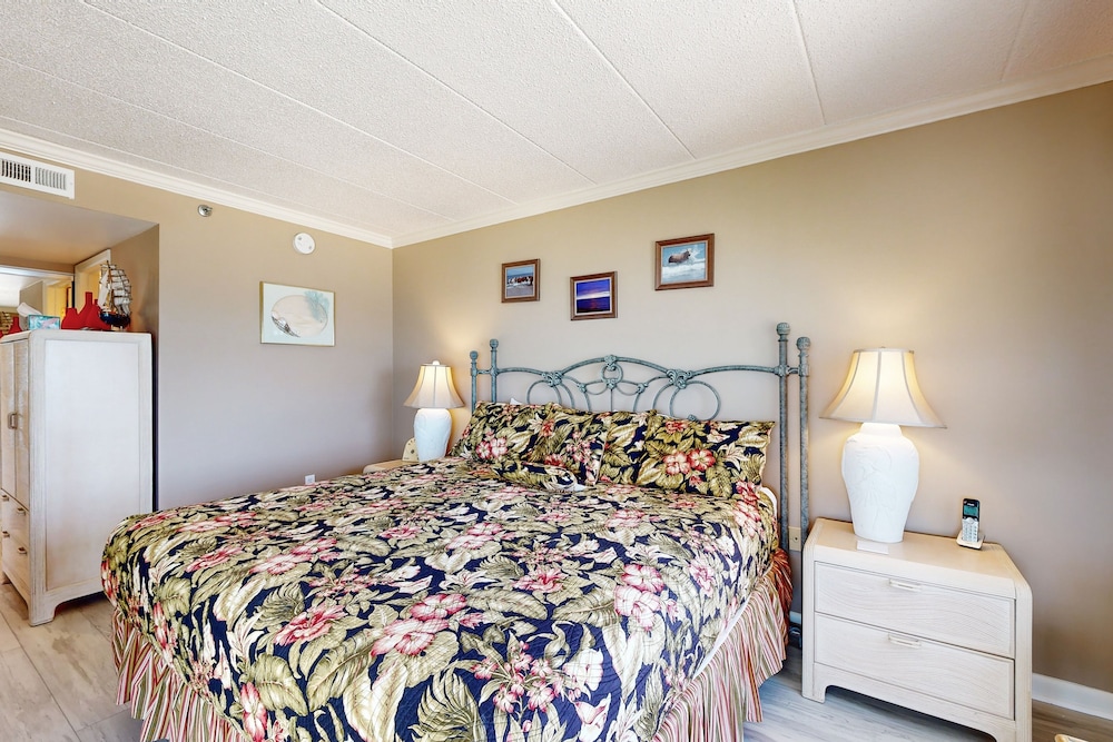 Oceanfront Condo With Great Views, Balcony, Ac & Shared Indoor/outdoor Pools - Maryland Beach, MD