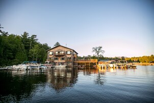 Suíte panorâmica, vista para a montanha, ao lado do lago | Fachada