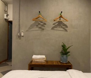 Escrivaninha, roupa de cama