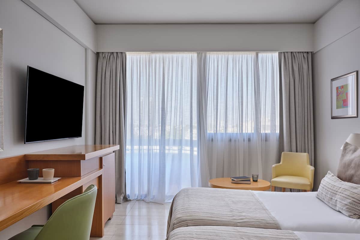 Cofres nos quartos, cortinas blackout, quartos à prova de som